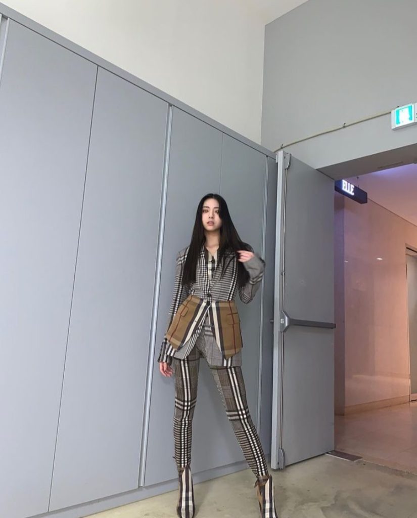 ITZY ユナ インスタグラム更新‥モデルのような抜群のスタイルを披露 - DANMEE ダンミ