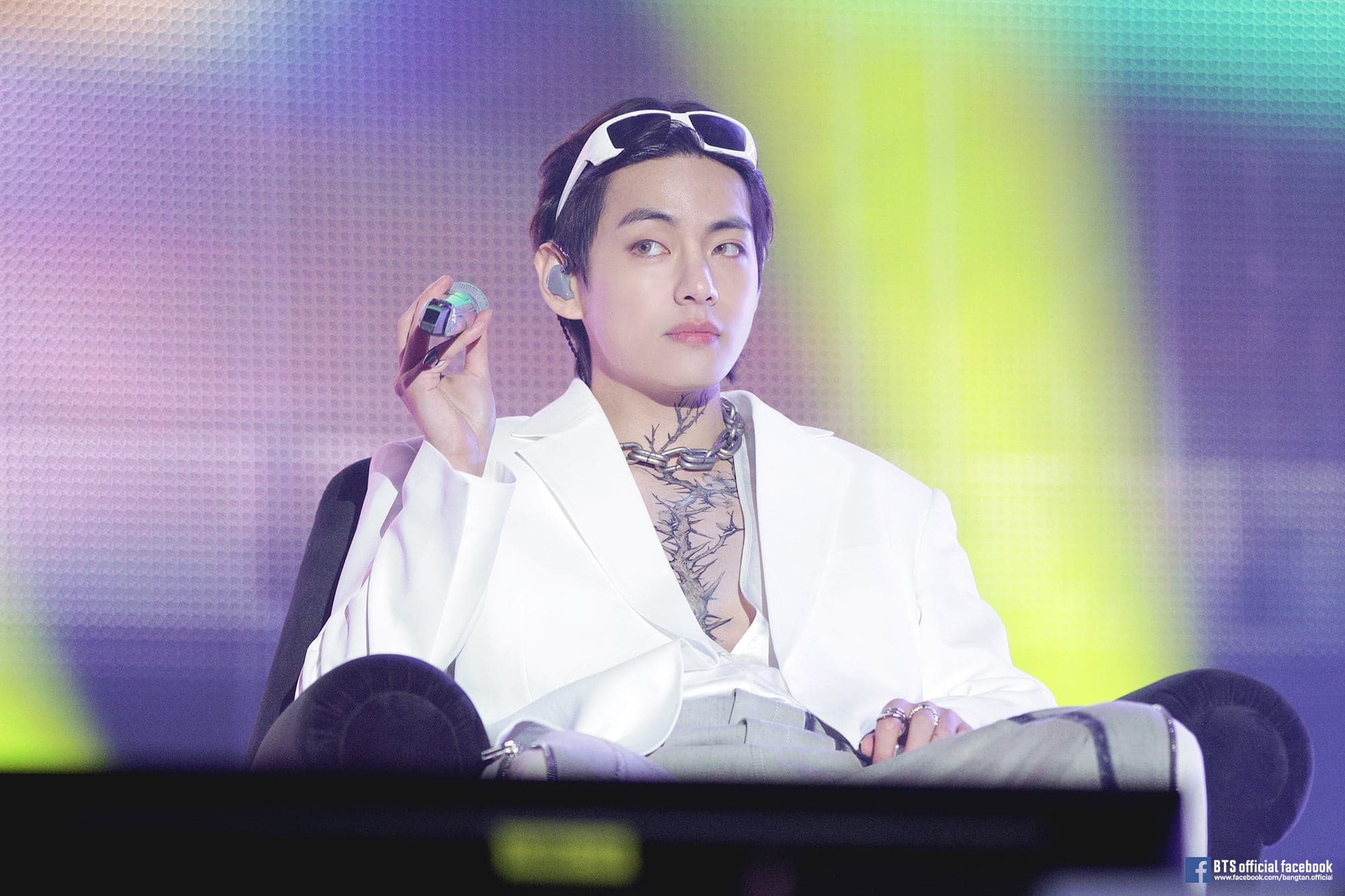 BTS V '帝王的カリスマ' から '純粋な表情' まで‥ライブで多彩な魅力を発散 - DANMEE ダンミ