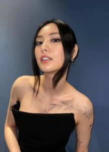 AFTERSCHOOL ナナ ブラックのドレスで美背中＆タトゥーを大胆披露 - DANMEE ダンミ