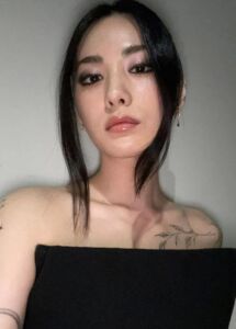 AFTERSCHOOL ナナ ブラックのドレスで美背中＆タトゥーを大胆披露 - DANMEE ダンミ