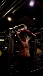 SUPER JUNIOR ドンヘ「冬にはボクシング」見事な背中の筋肉と腹筋を公開 - DANMEE ダンミ