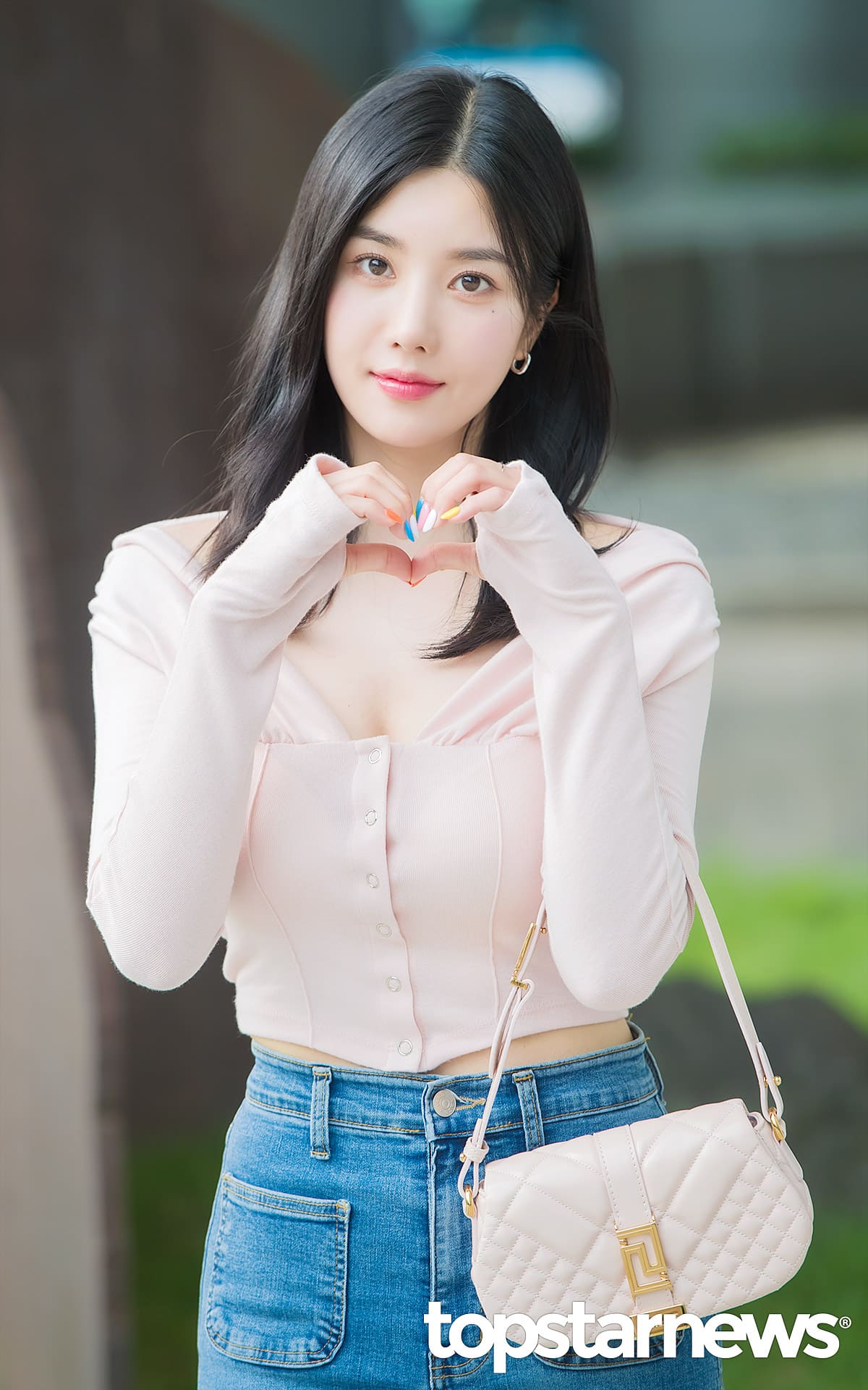 IZ*ONE出身のクォン・ウンビ、SBSパワーFM「クォン・ウンビのヤングストリート」の収録に参加！(PHOTO5枚) - DANMEE ダンミ