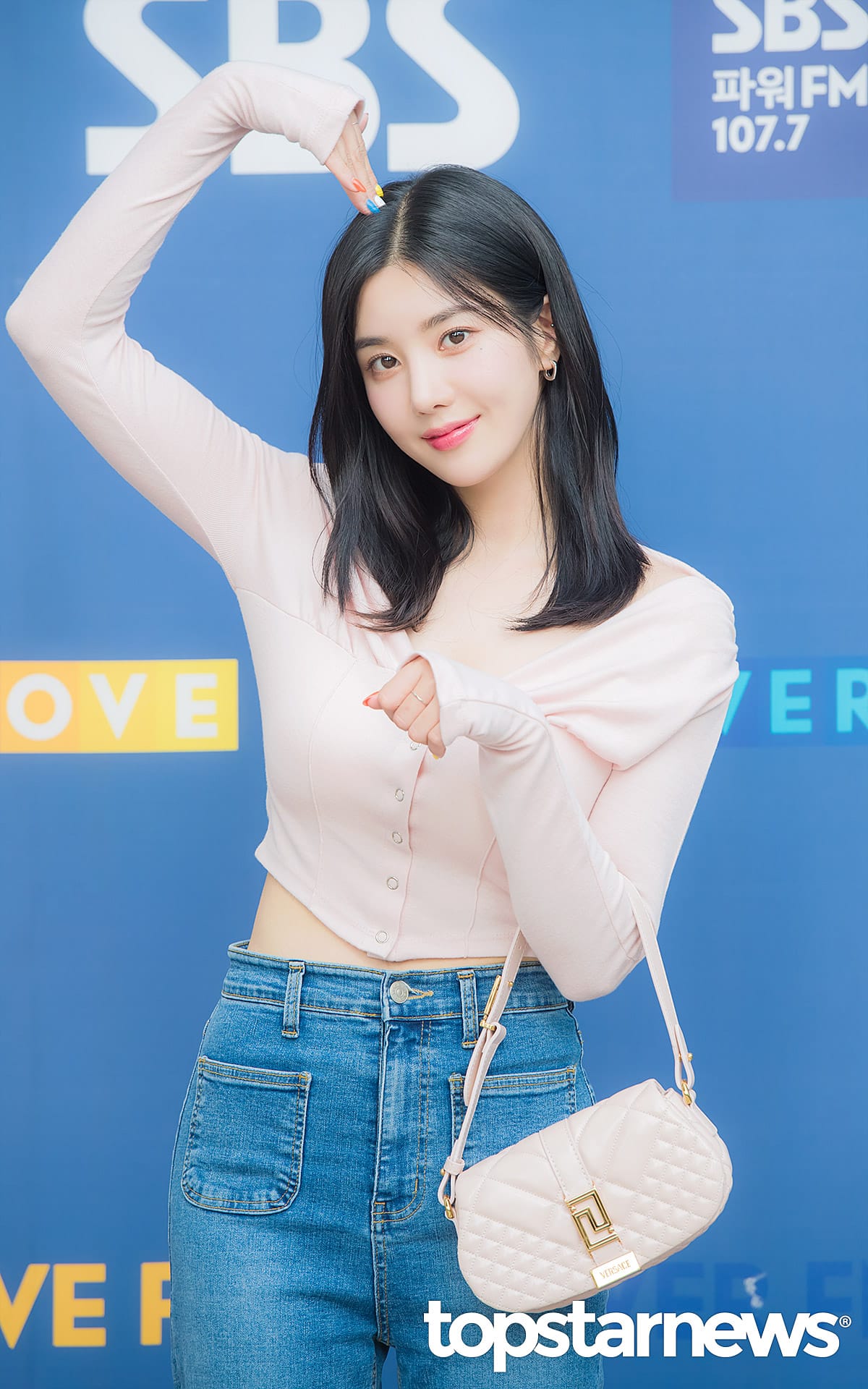 IZ*ONE出身のクォン・ウンビ、SBSパワーFM「クォン・ウンビのヤングストリート」の収録に参加！(PHOTO5枚) - DANMEE ダンミ