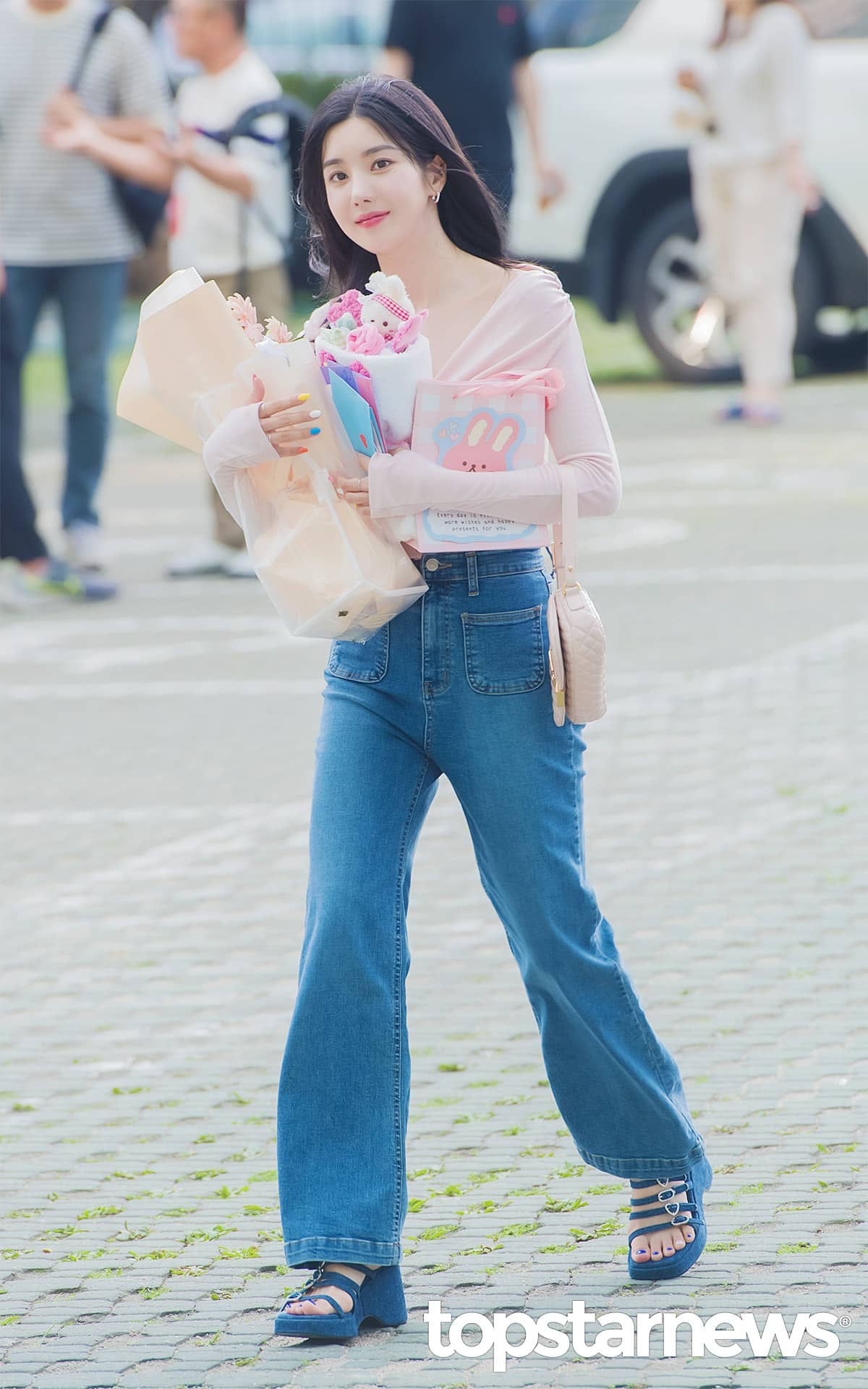 IZ*ONE出身のクォン・ウンビ、SBSパワーFM「クォン・ウンビのヤングストリート」の収録に参加！(PHOTO5枚) - DANMEE ダンミ