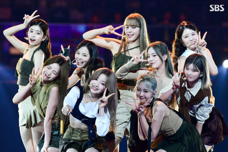 NiziU「10月 K-POP女性アイドルグループ 人気No.1決定戦」調査で1位に！ - DANMEE ダンミ