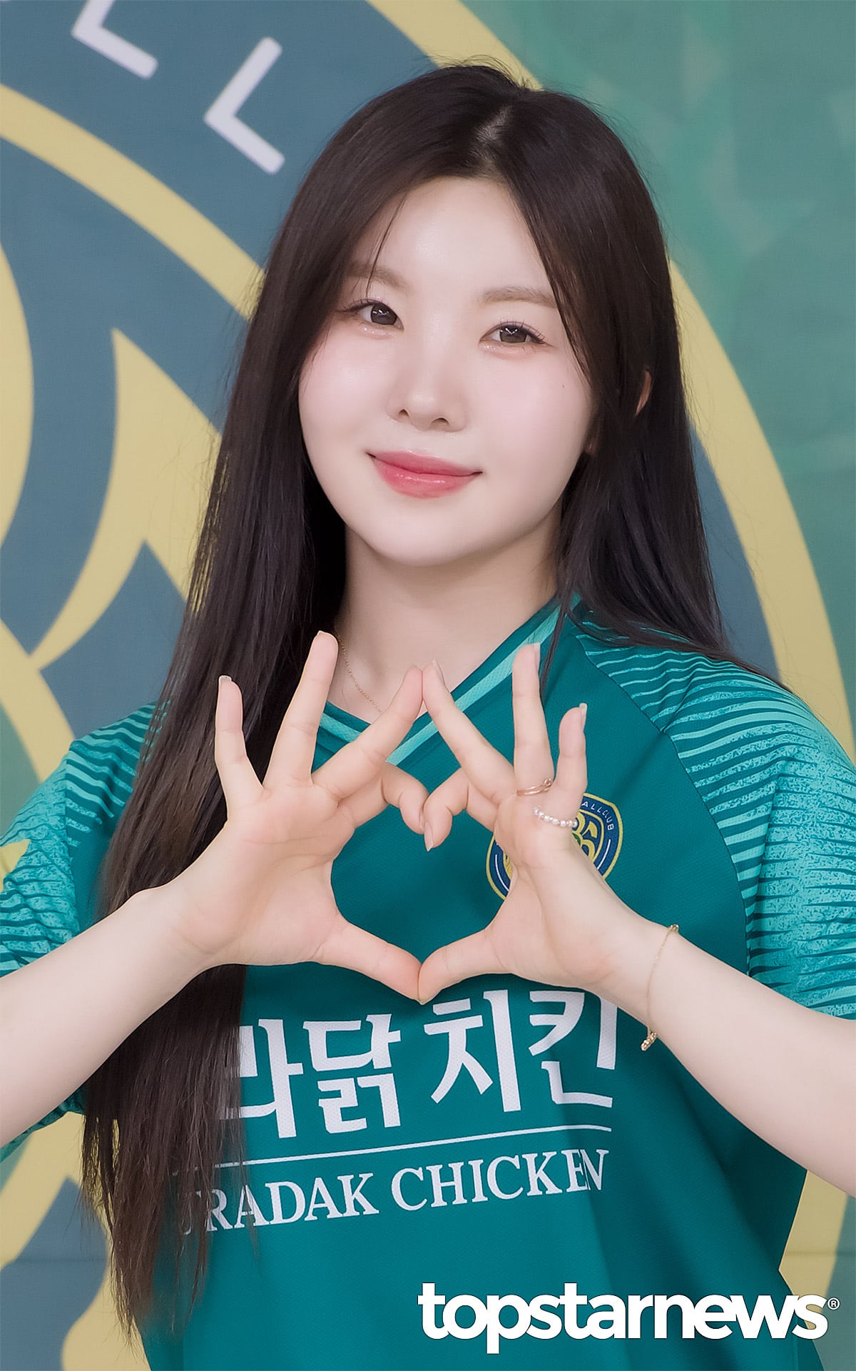 ILY:1、サッカーの試合で祝賀公演を披露！(PHOTO9枚) - DANMEE ダンミ