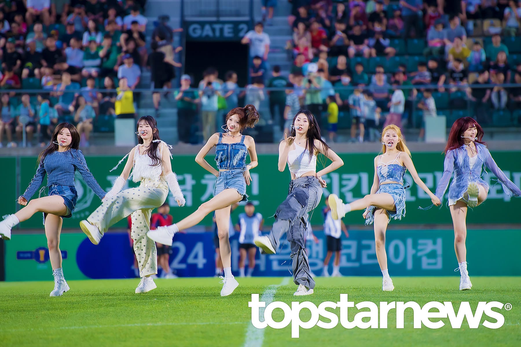 ILY:1、サッカーの試合で祝賀公演を披露！(PHOTO9枚) - DANMEE ダンミ