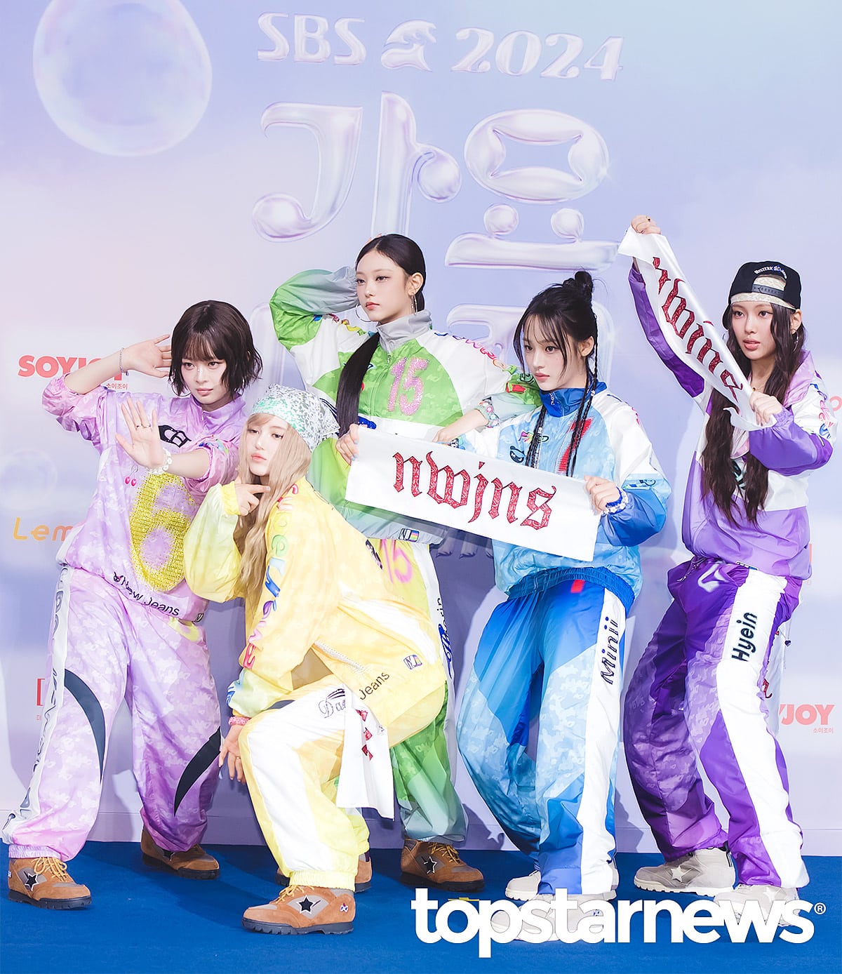 NewJeans・ZB1ら「2024 SBS歌謡大典 Summer」のブルーカーペットに登場！(PHOTO7枚) - DANMEE ダンミ