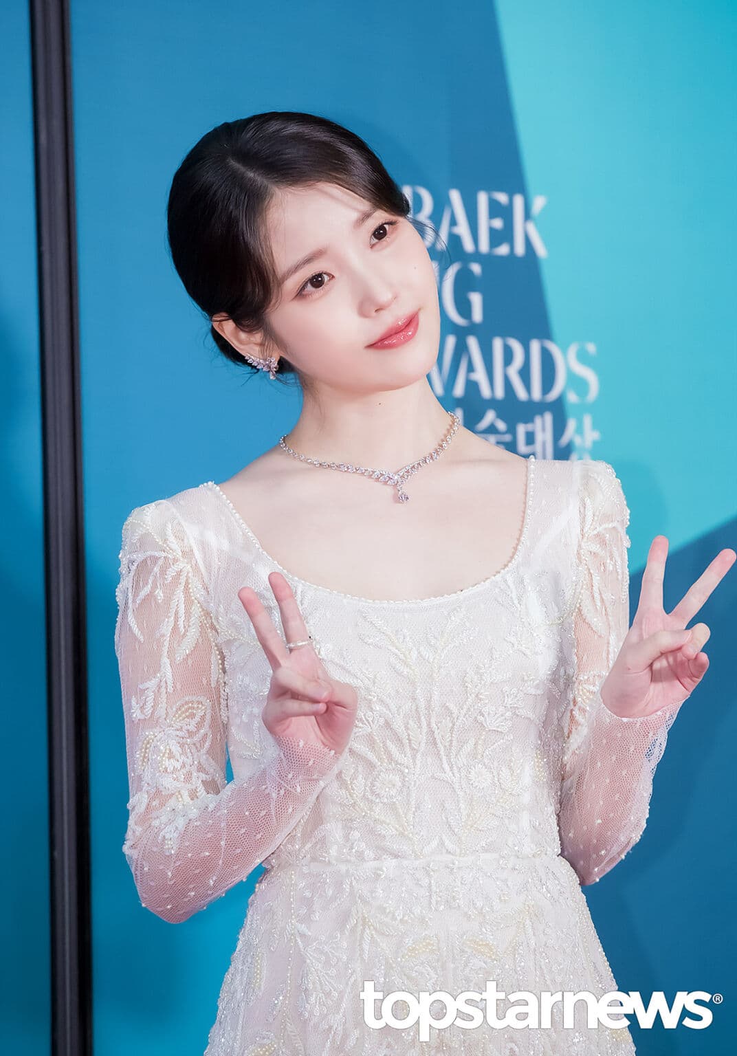IU「第61回百想芸術大賞」のレッドカーペットに登場！(PHOTO7枚) - DANMEE ダンミ