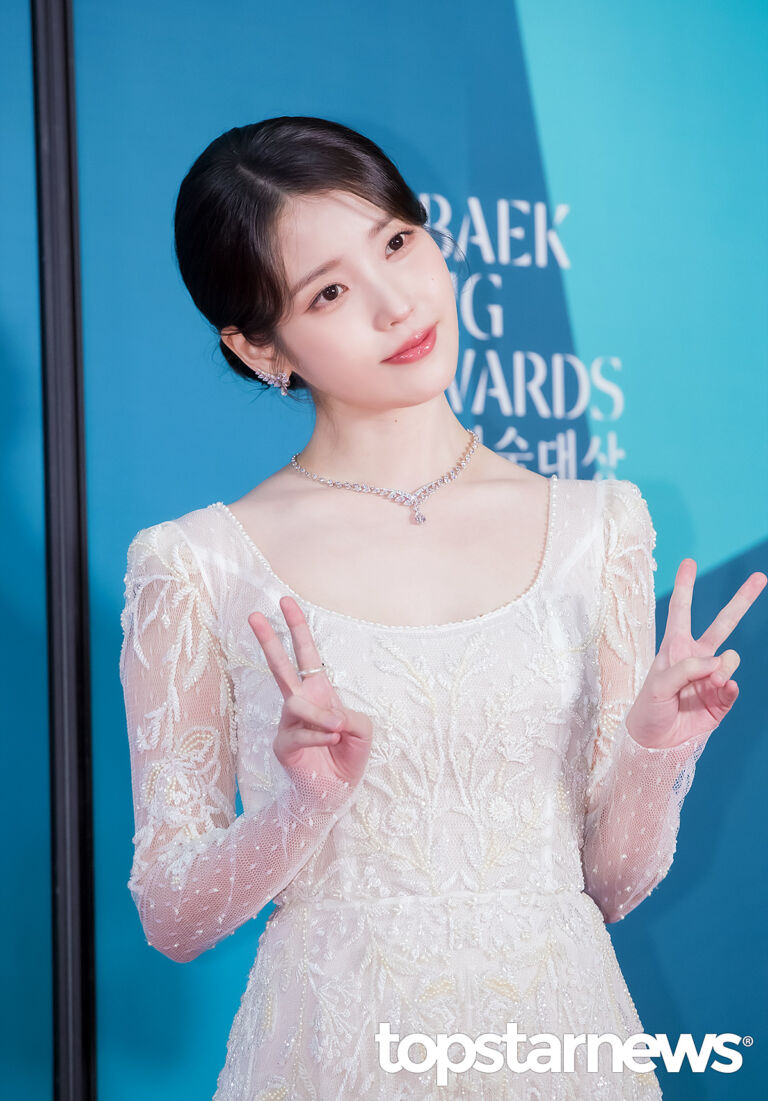 IU「第61回百想芸術大賞」のレッドカーペットに登場！(PHOTO7枚) - DANMEE ダンミ