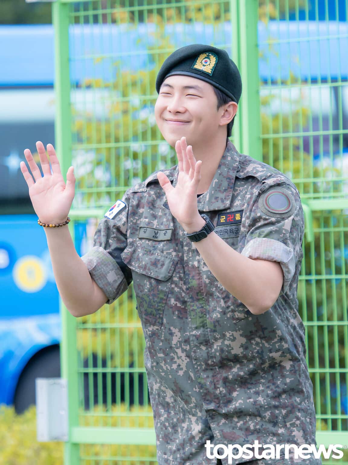"おかえりなさい" BTS RM & V、本日除隊を迎え軍服姿で登場！(PHOTO23枚) - DANMEE ダンミ