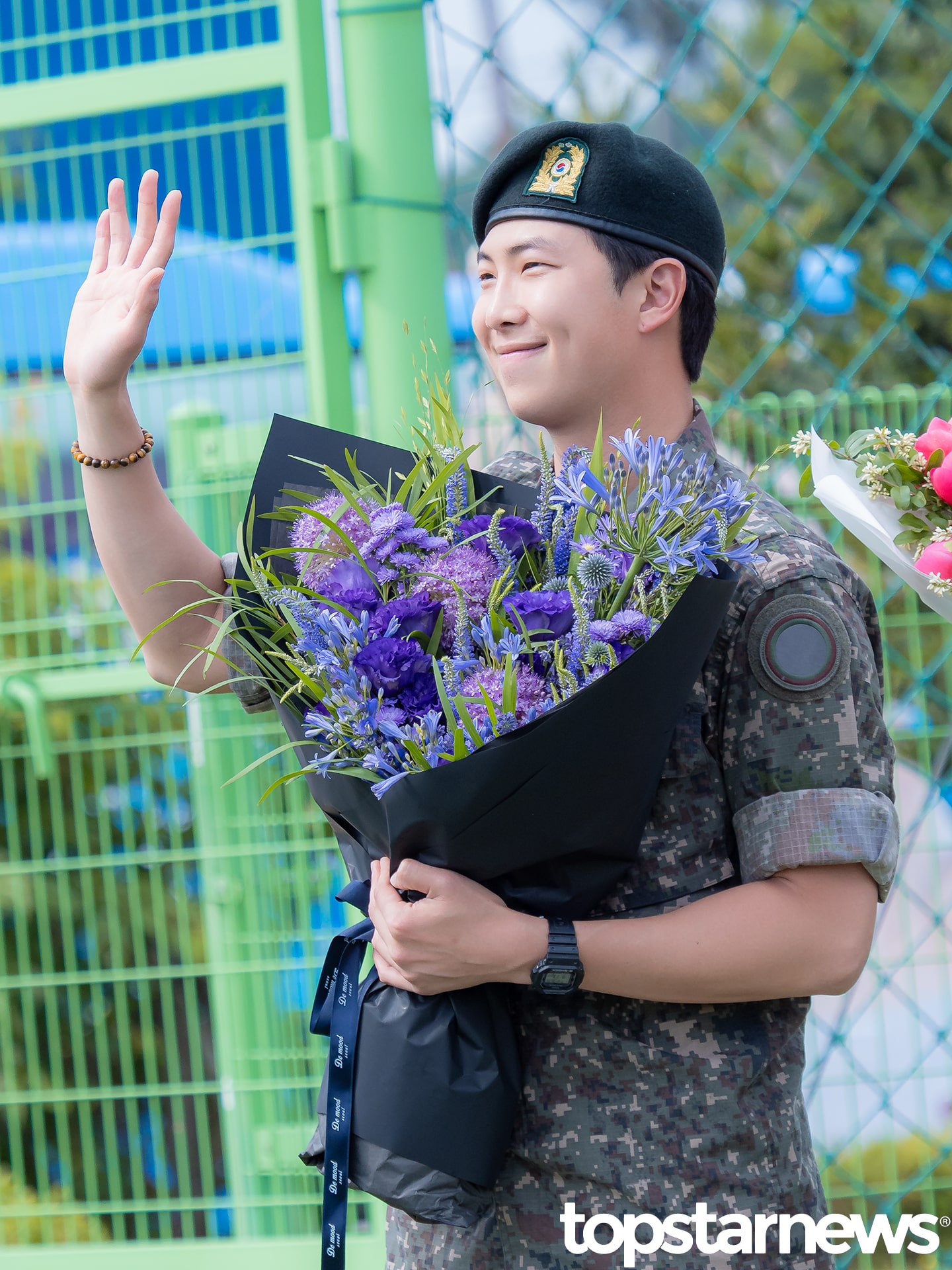 "おかえりなさい" BTS RM & V、本日除隊を迎え軍服姿で登場！(PHOTO23枚) - DANMEE ダンミ