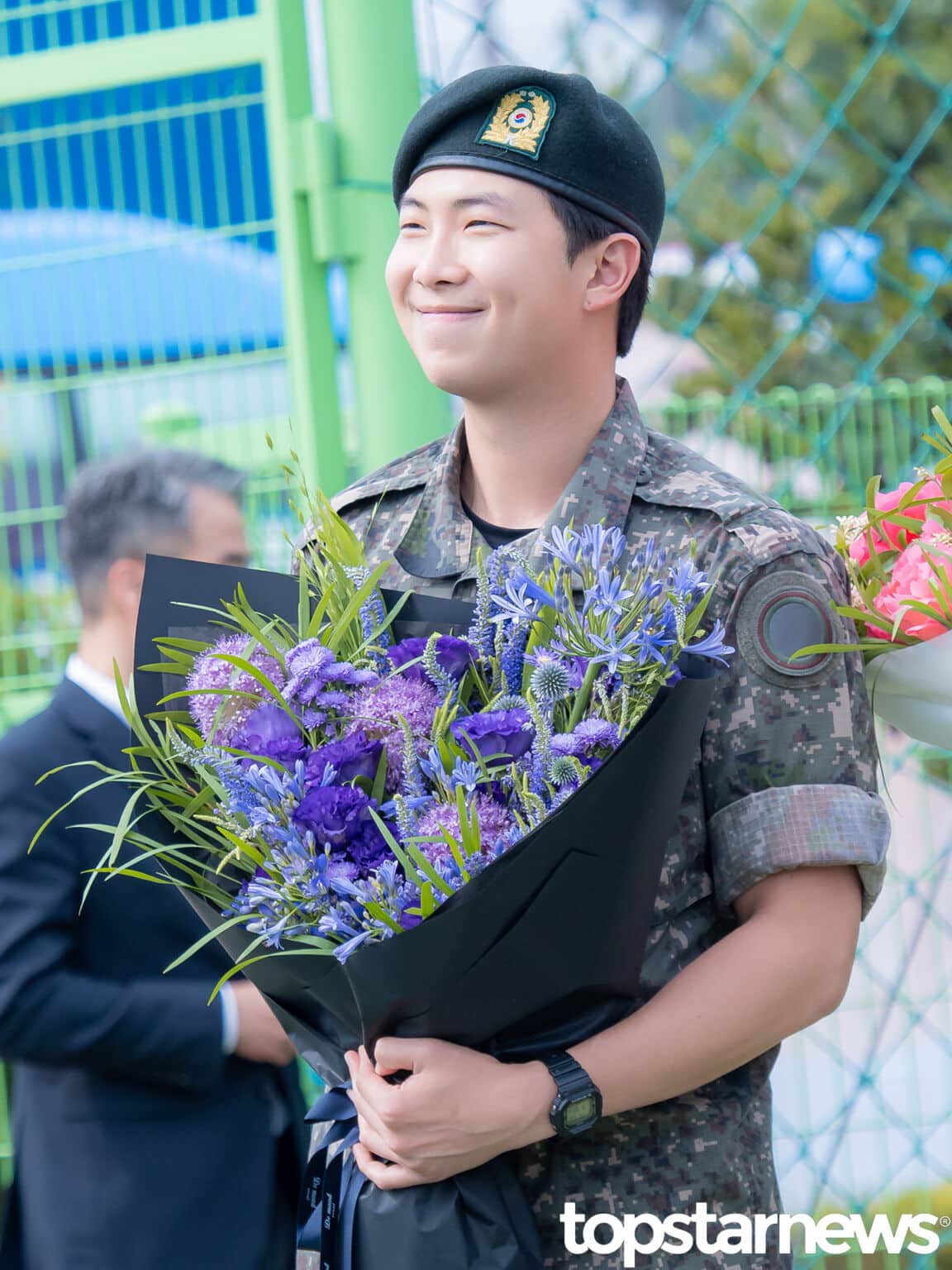 "おかえりなさい" BTS RM & V、本日除隊を迎え軍服姿で登場！(PHOTO23枚) - DANMEE ダンミ